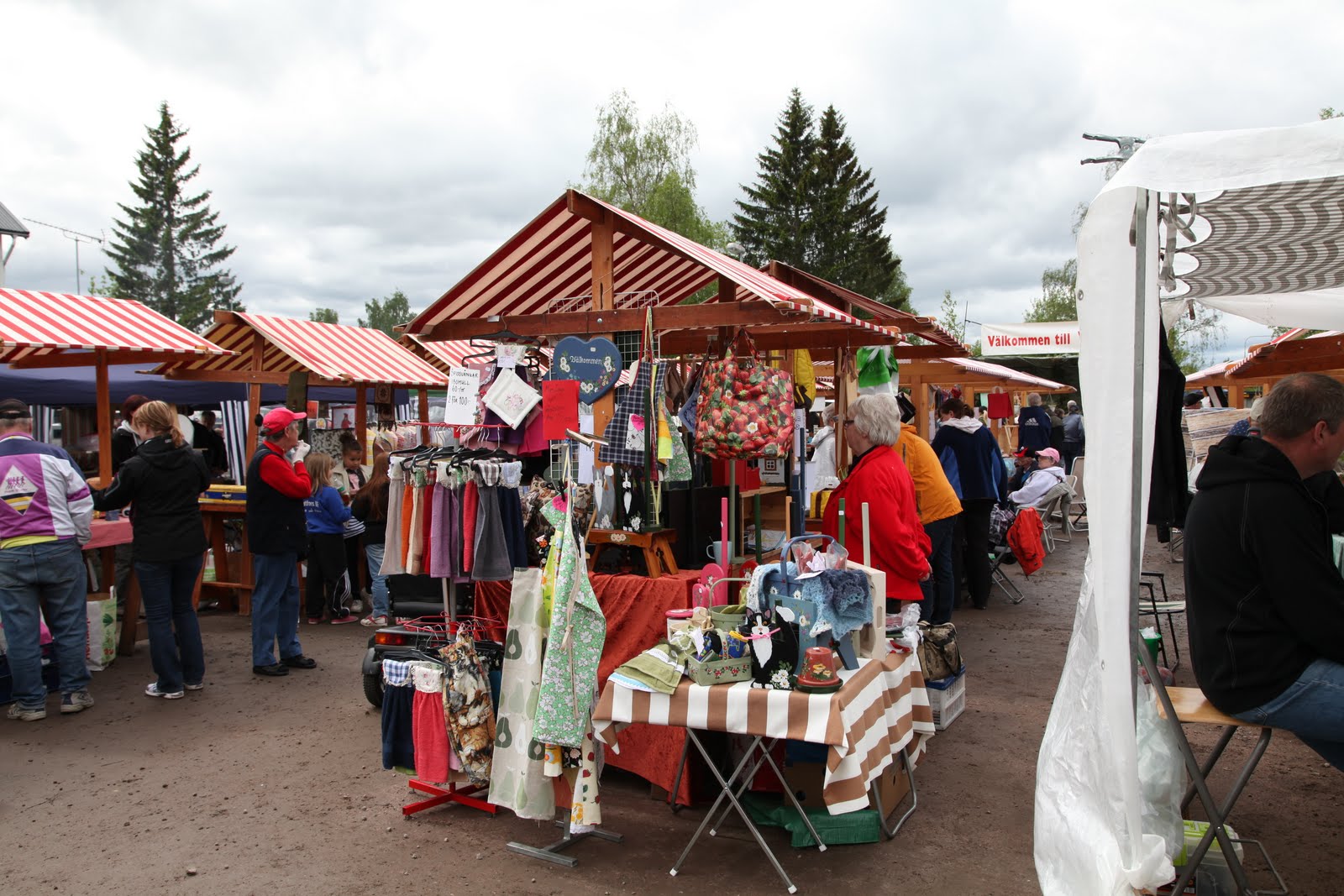 Nikonfotografen: MARKNAD I VATTJOM. Marknadsstånd.