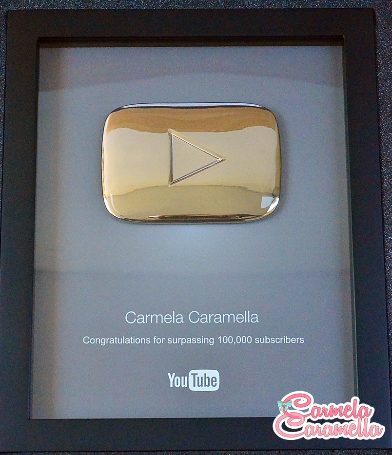 Carmela Caramella : Premio - placa do youtube - 100 mil inscritos