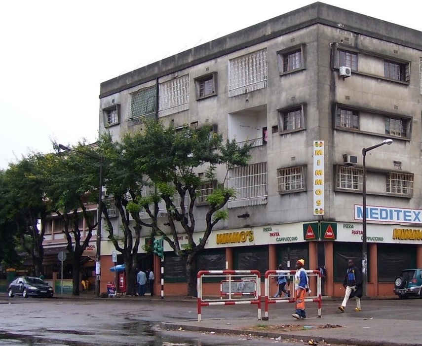 O presente e passado da Pensão Martins na Av 24 de Julho da cidade de ...