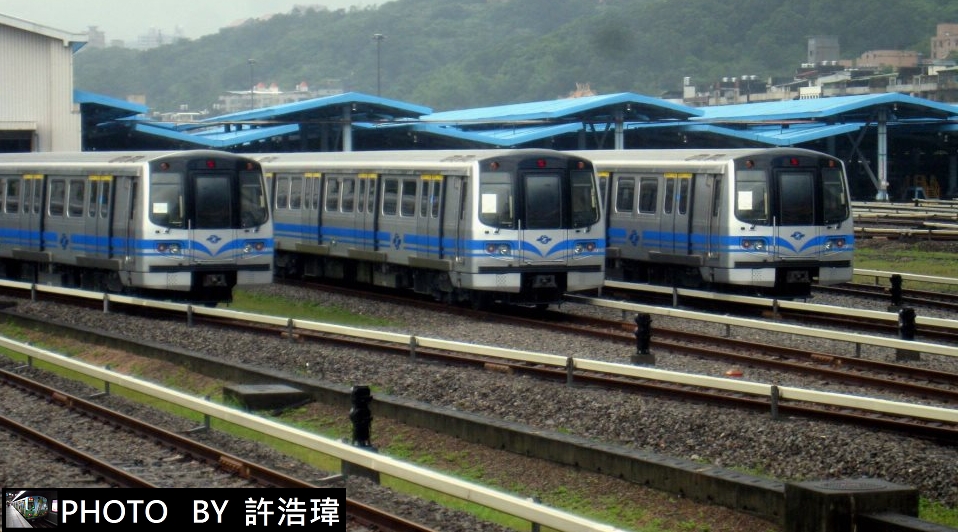 浩瑋 の 捷運小記: 高運量新列車C381型於101/10/07魅力上線，歡迎旅客淡水新店線嚐鮮體驗