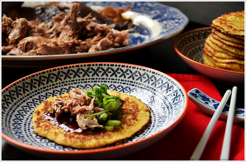 Gebratene Peking Ente mit Pflaumen-Hoisin-Sauce in Pfannkuchen (Low ...