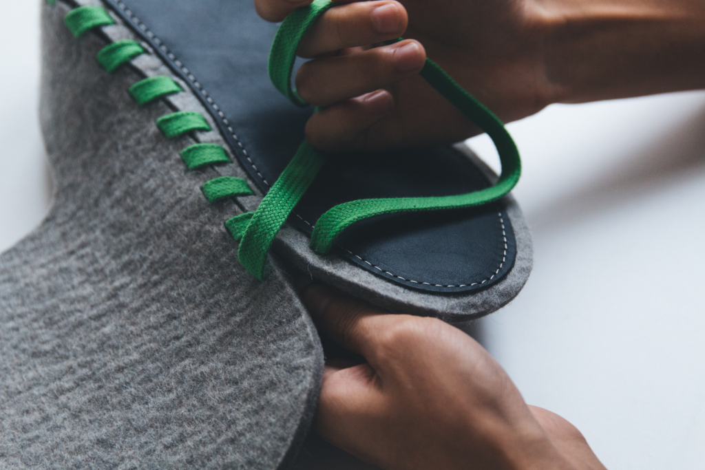 HOW TO MAKE LASSO FLAT-PACKED SLIPPERS. | lifeline