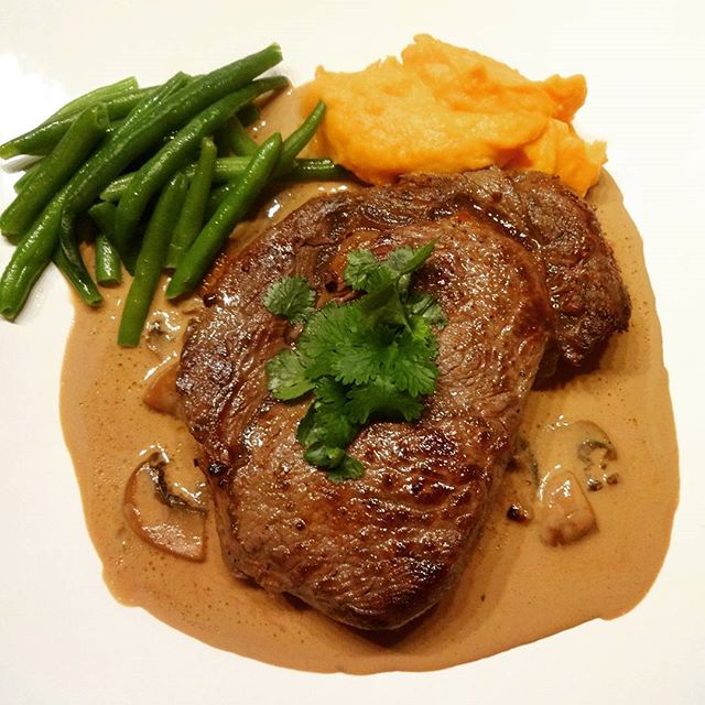 Edels Mat : Entrecôte med søtpotetpuré, aspargesbønner og soppsaus ♥♫♪