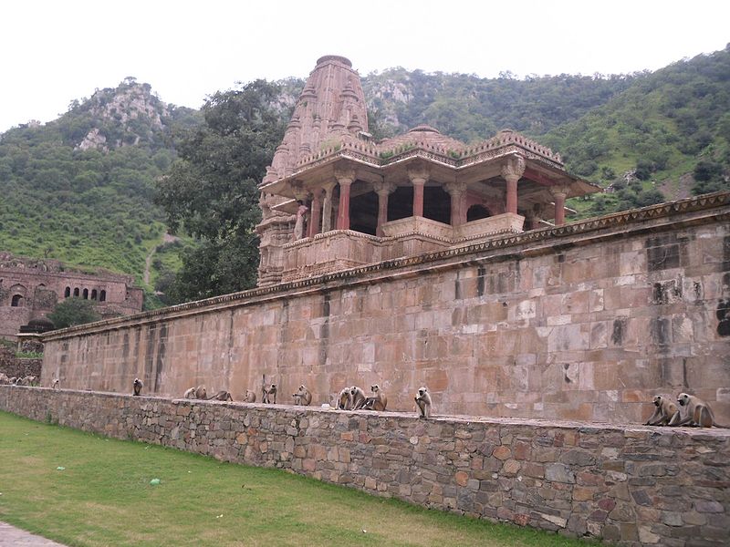 Seeks Ghosts: The Cursed Ghosts of Bhangarh Fort