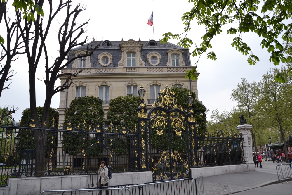 Kolmenimemees: Roosa Pariis, viimane rahukevad, VI. Triumfikaar ja ...