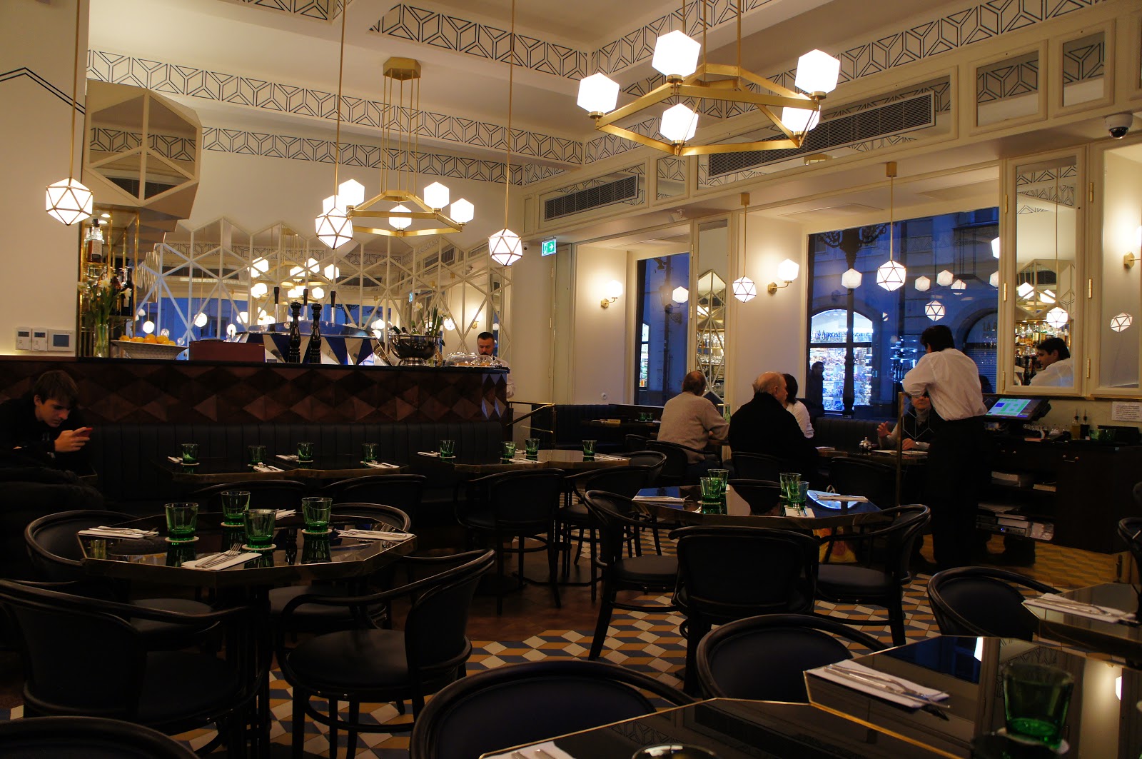 JACOB JR, MY JEWISH WORLD. CERNÁ MADONA RESTAURANT. PRAHA-CZECH REPUBLIC