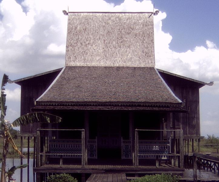 the unique cultures in indonesia: Rumah Bubungan Tinggi (The house ...