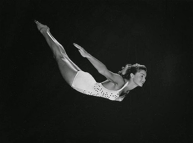 Beautiful Vintage Photos of Esther Williams in Swimsuits from the 1940s ...