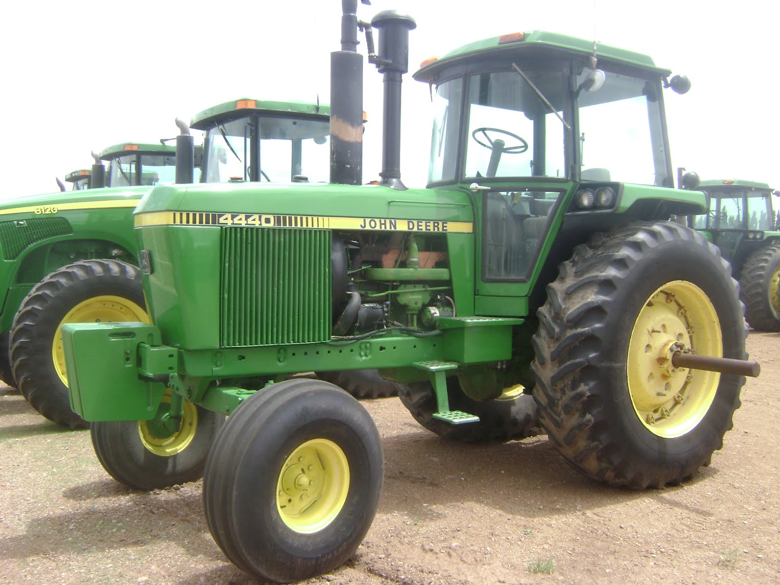 MAQUINARIA AGRICOLA INDUSTRIAL: Tractor John Deere 4440 $18,500 Dlls.