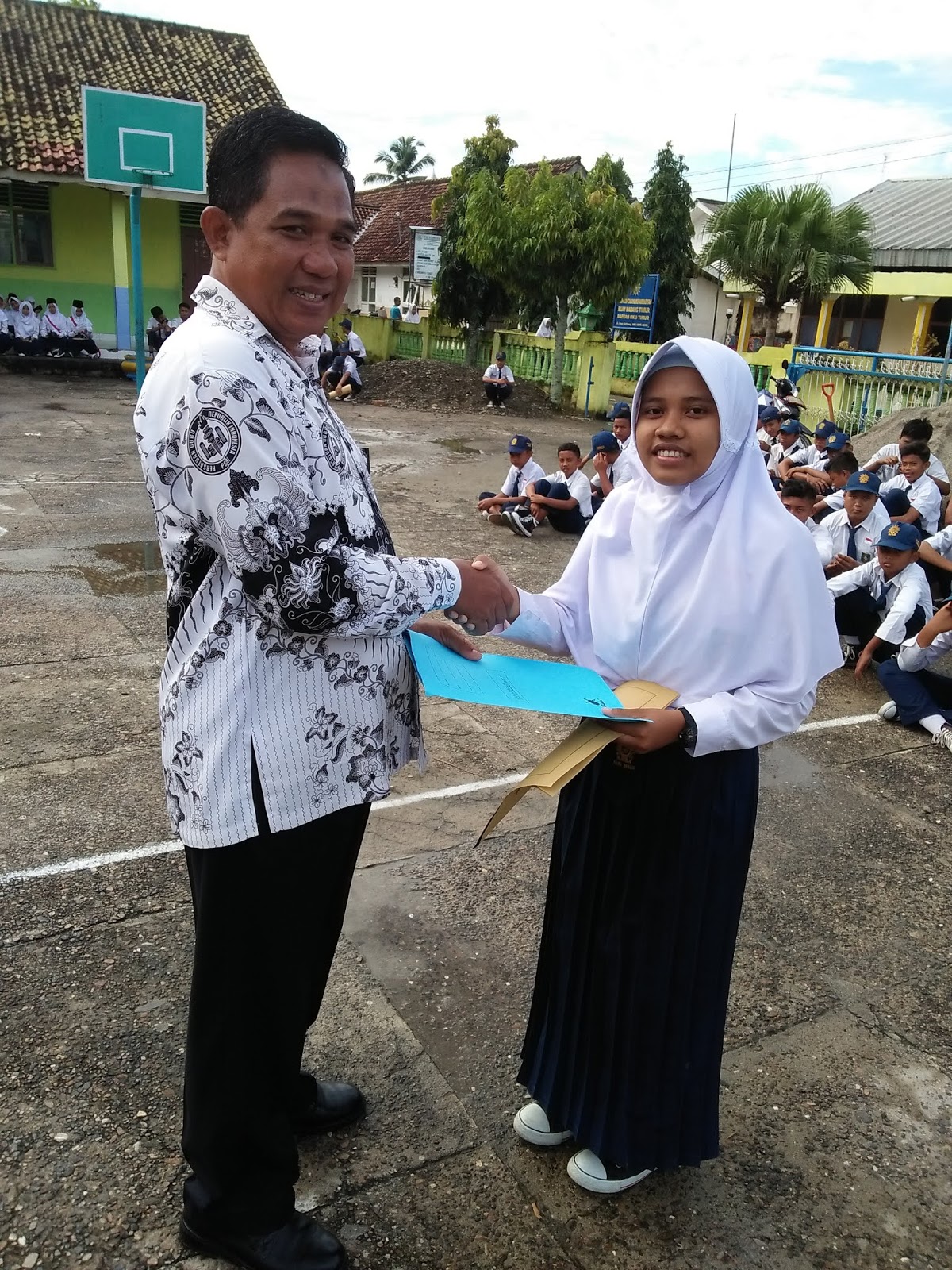 Penyerahan Piagam Penghargaan Kepada Siswa Berprestasi dan Penyerahan ...