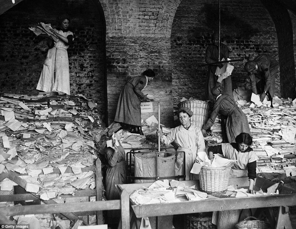 16 Incredible Photos Show Daily Life of British Women War Workers ...
