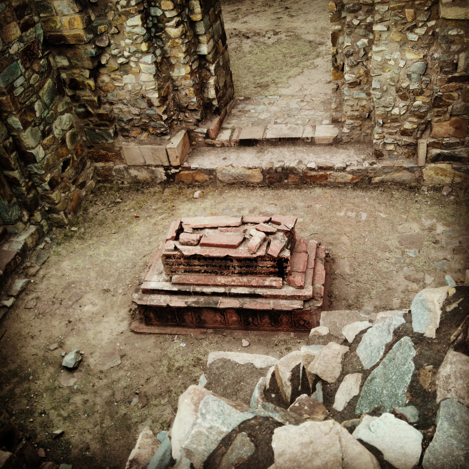 मैं, हम और आप : "Balban's Tomb reached at a dilapidated state."