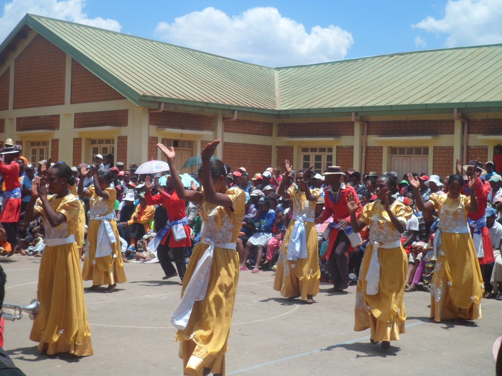 "Hira Gasy : SAHONDRAFININA et RAVELOSON en face à face