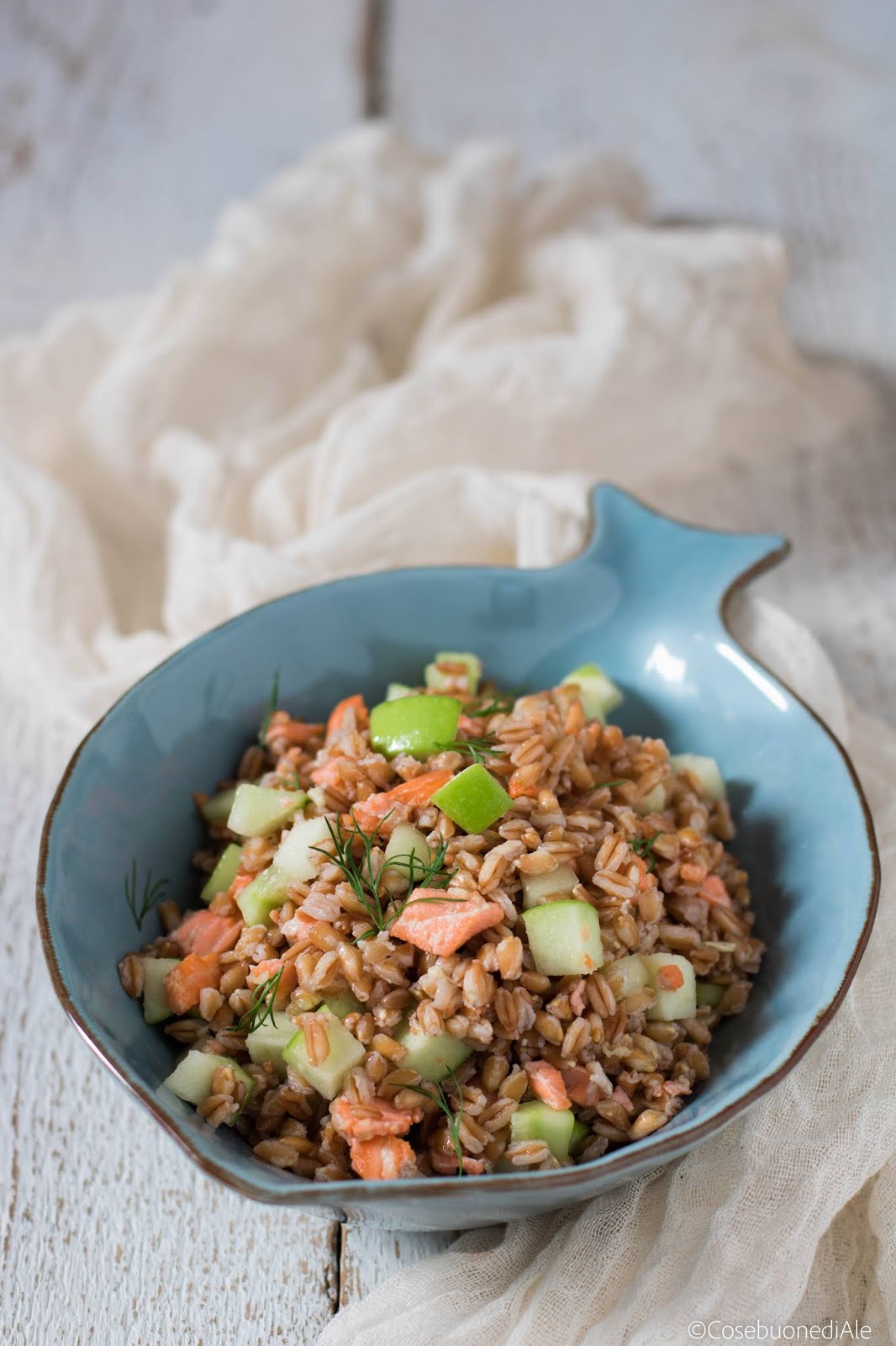 CosebuonediAle: farro con salmone fresco, mela verde e cetriolo
