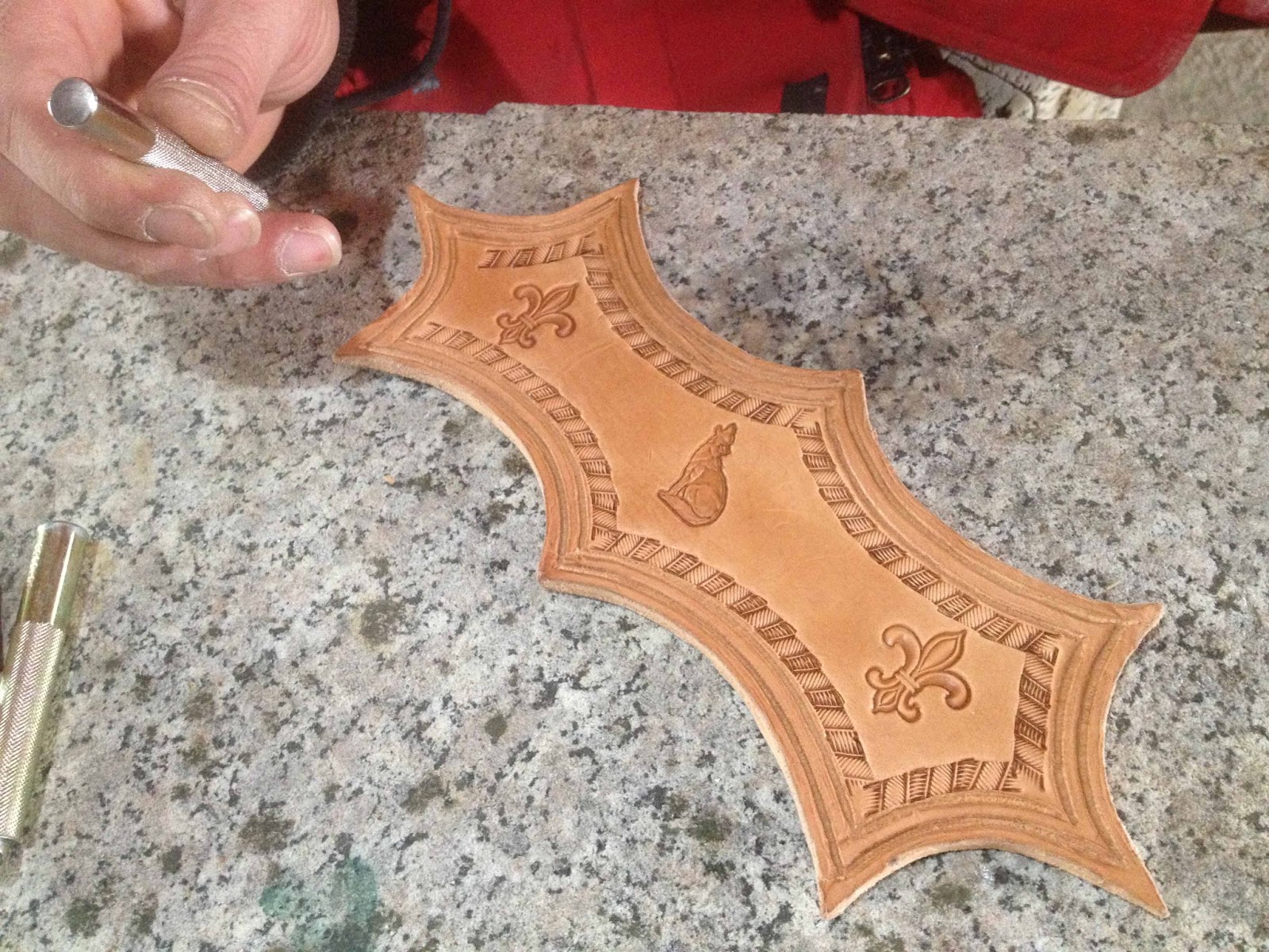 Riprendiamo il cammino: Intarsiare il cuoio con bulini e stampi