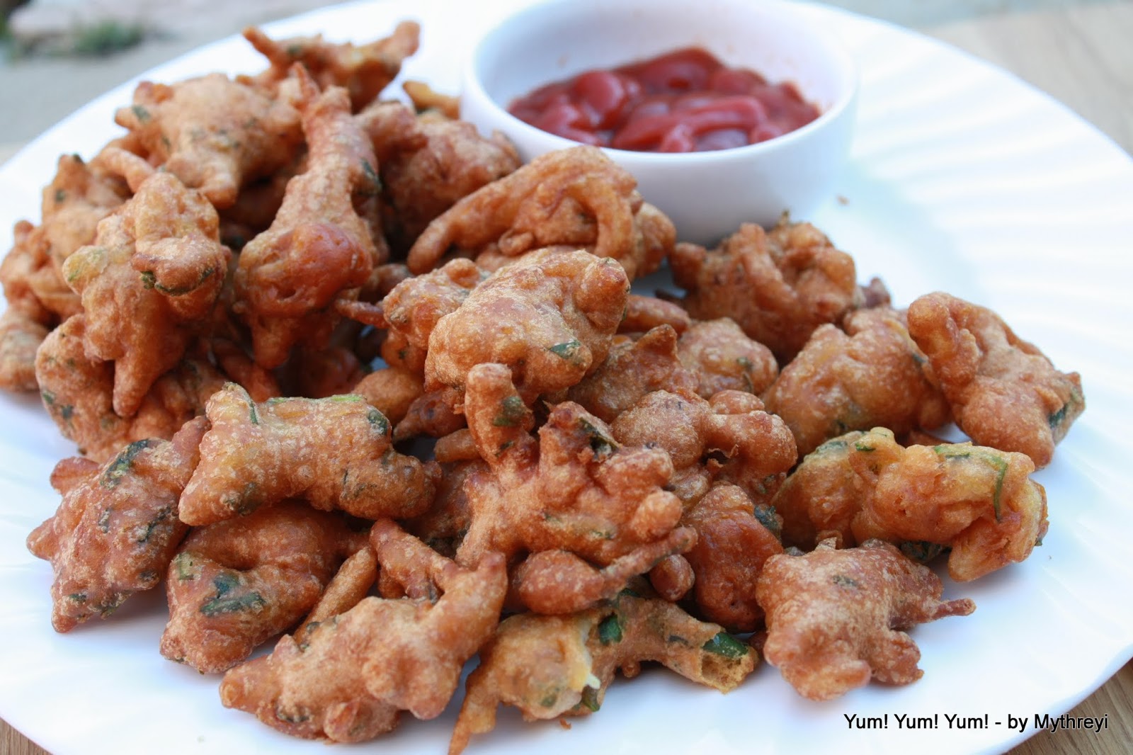 Yum! Yum! Yum!: Pakodi ~ Onion Fritters ( Tea Time Snacks )