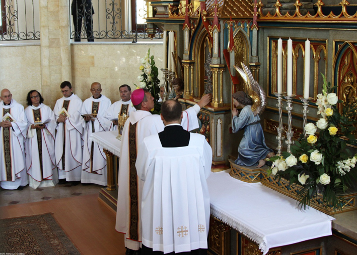 Where Heaven and Earth Meet: Two Altars