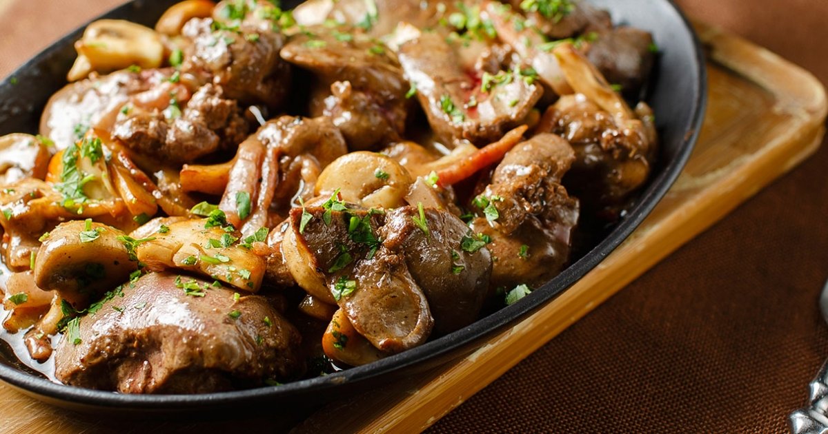 Ficatei de pui la tigaie, cu bacon si ciuperci | Retete si Gust