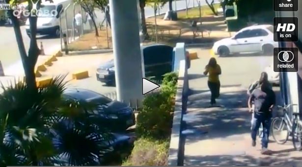 ΤΡΑΓΙΚΟ ΒΙΝΤΕΟ: ΓΥΝΑΙΚΑ ΠΕΦΤΕΙ ΝΕΚΡΗ ΑΠΟ ΠΥΡΑ ΛΗΣΤΩΝ ΣΤΗΝ ΜΕΣΗ ΤΟΥ ...