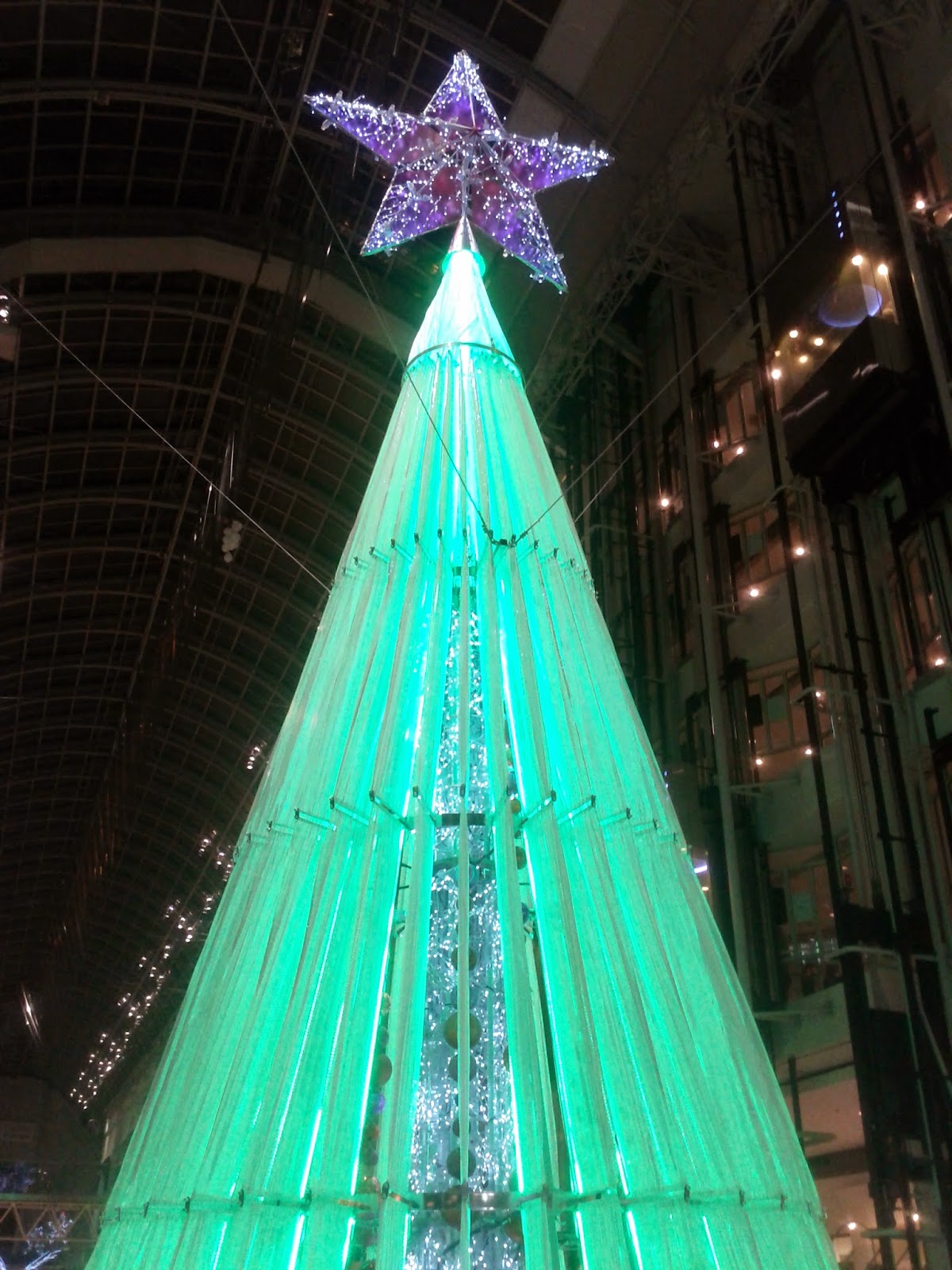 Toronto things: Christmas tree in Eaton Centre lit up