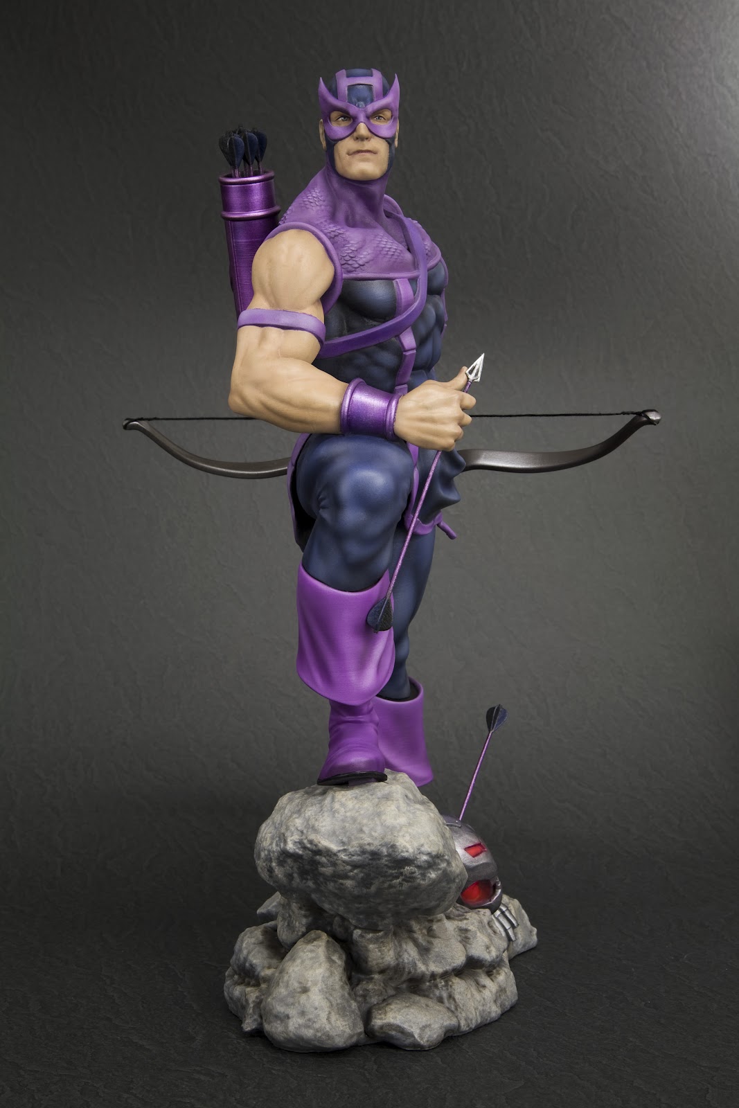 TheAngrySpark: Koto debuts new classic Hawkeye statue