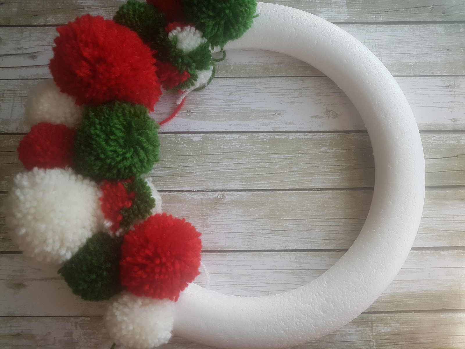 Pacto de Tres: Corona de pompones DIY de Navidad