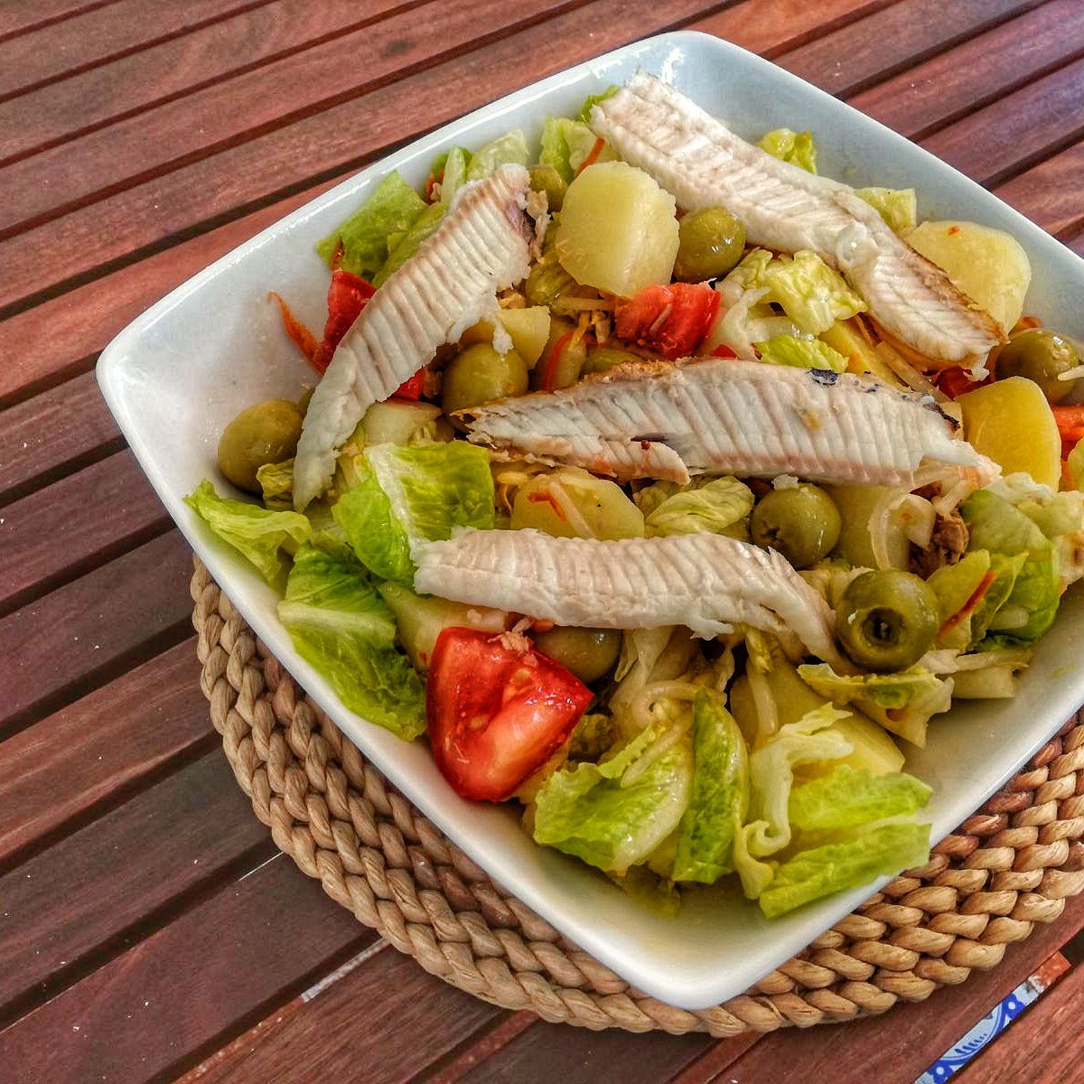 Ensalada de lenguado frito, patatas y aceitunas - Cositas Güenas