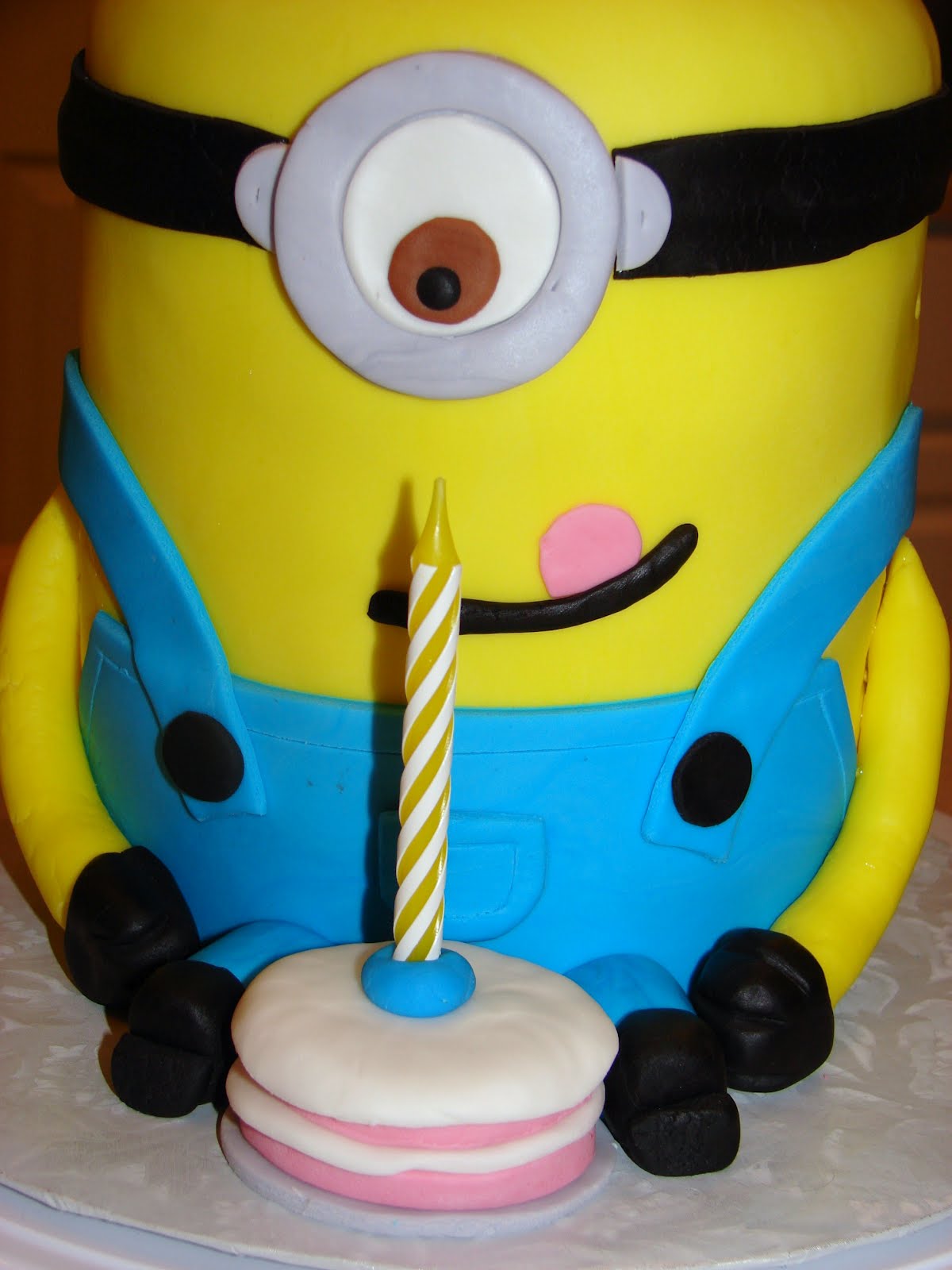 Ipsy Bipsy Bake Shop: Minion Cake!!