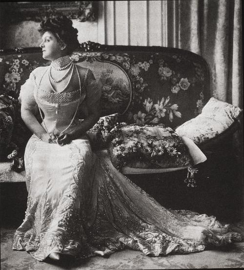 Montana Roué: The precious links that bind us...