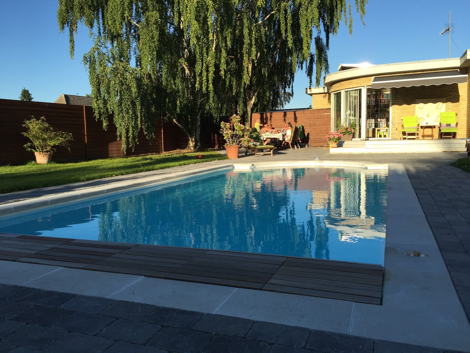 Swimmingpool i haven: Første sæson med Swimmingpool