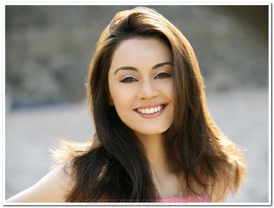 Show Biz: Minisha lamba Smiling Wallpapers