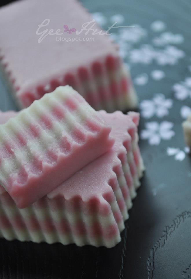 GeeHut: Kuih lapis pink pucat...