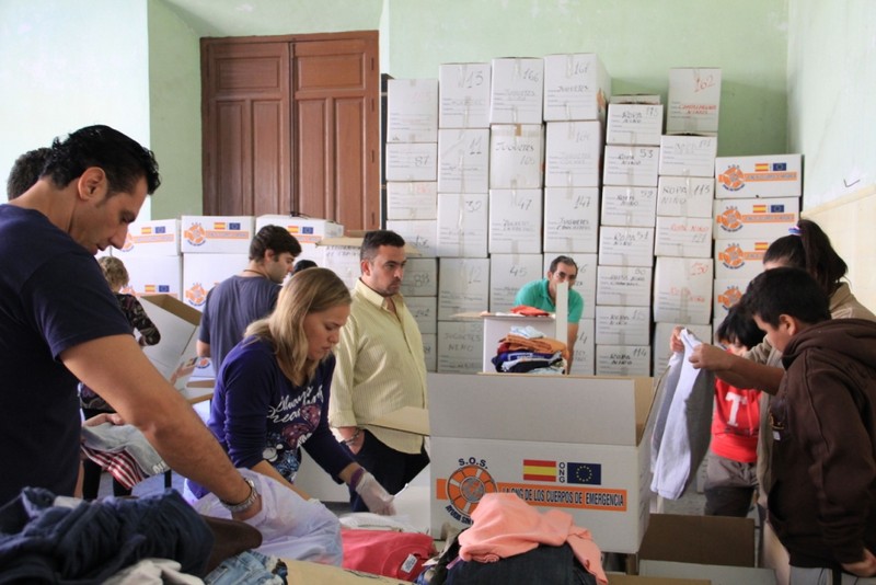 S.O.S. AYUDA SIN FRONTERAS: Clasificación de ropa en nuestras instalaciones