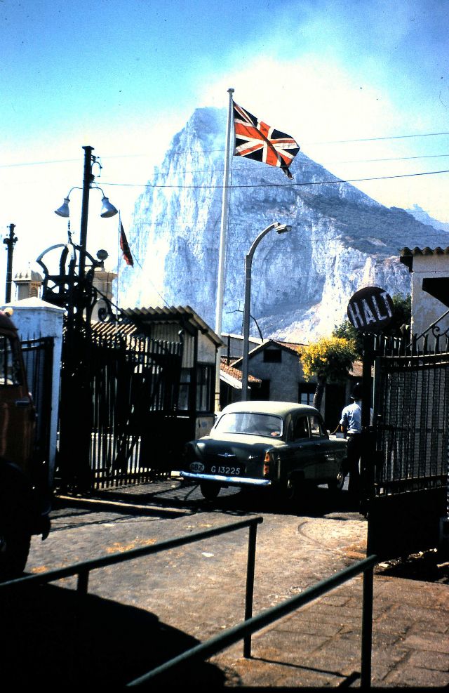 34 Fascinating Photos Capture Street Scenes of Gibraltar in 1960 ...