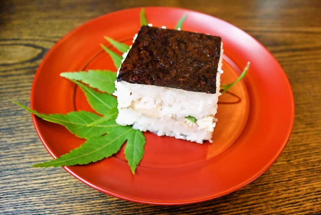 Recipes for Tom: Saba no oshizushi / pressed sushi with grilled mackerel