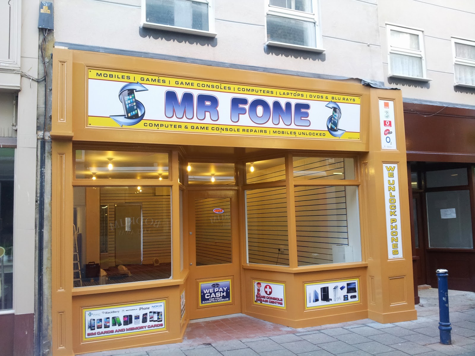 thanetonline: Mr Fone and Groovey Frog in Ramsgate.