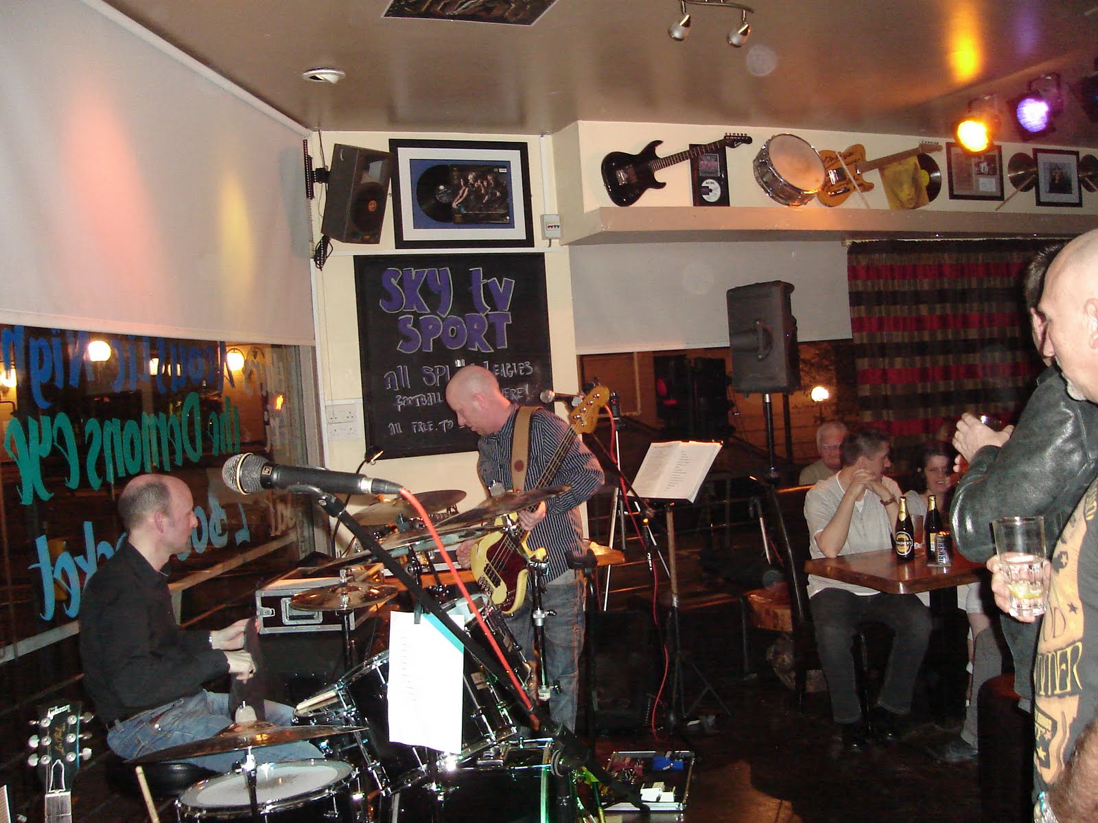 Generator Toast: 2 Bob Rocket At Bar Bliss