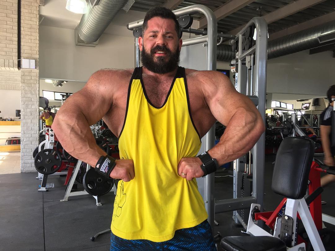 Muscle Lover: Mexican IFBB Pro bodybuilder Juan Carlos Graham