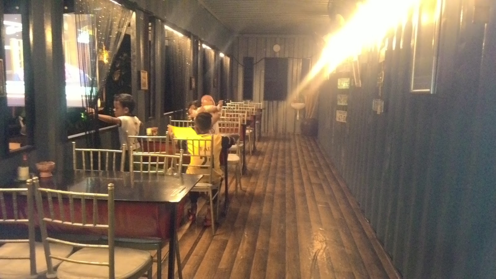 MAKAN MALAM DI CABIN MERU CAFE | Ceritera Si Gadis Biru