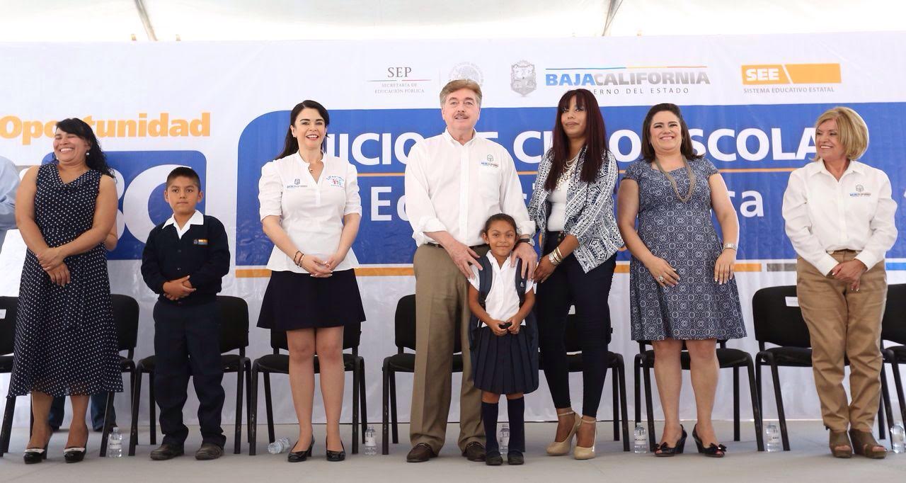 GOBERNADOR FRANCISCO VEGA ENTREGA UNIFORMES E INAUGURA PREPARATORIA EN ...
