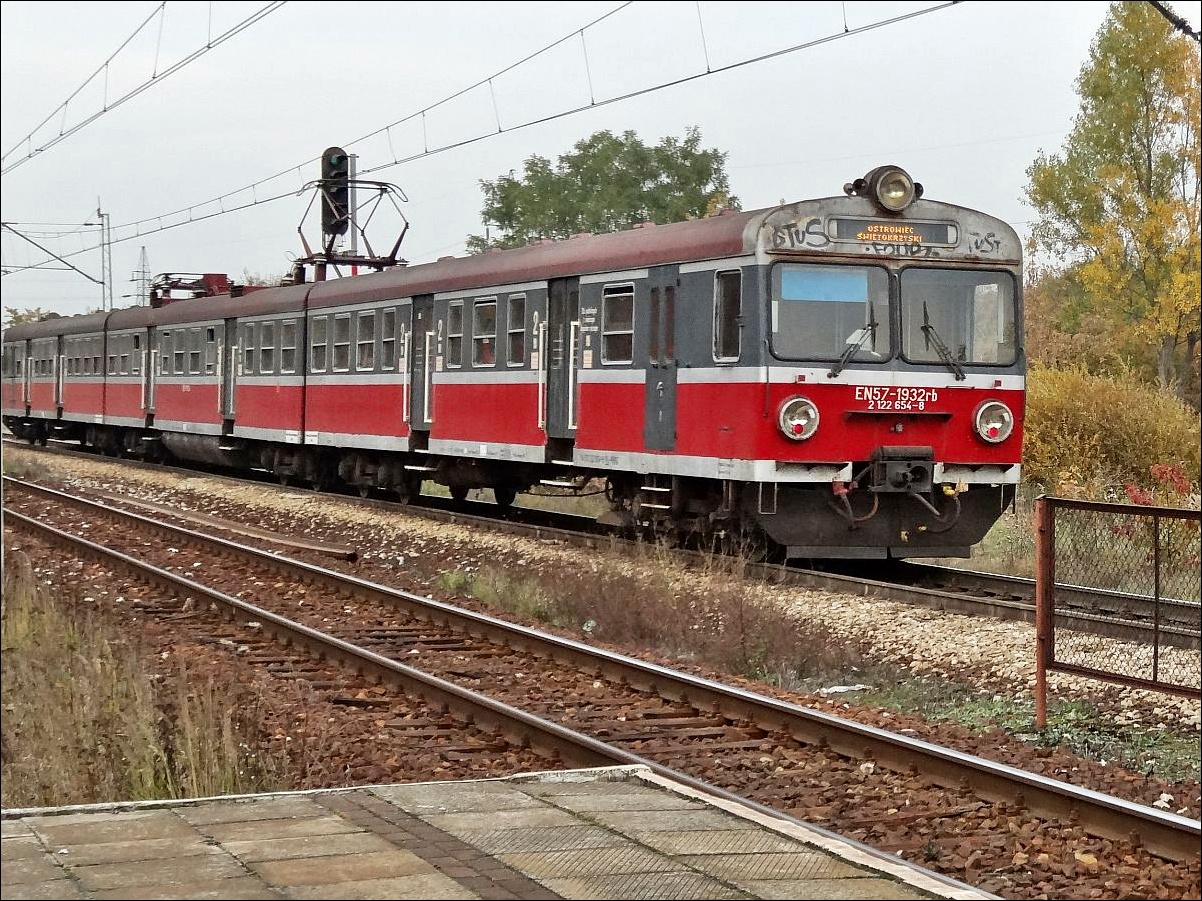 EN57-1932 odjeżdza ze stacji Piaski do Ostrowca | Kolejowe Kielce