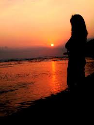 56+ Gambar Wanita Dengan Pemandangan Senja