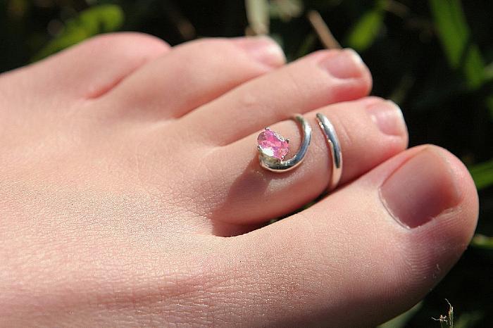 Fashion and Art Trend: Toe Ring Fashion Trend