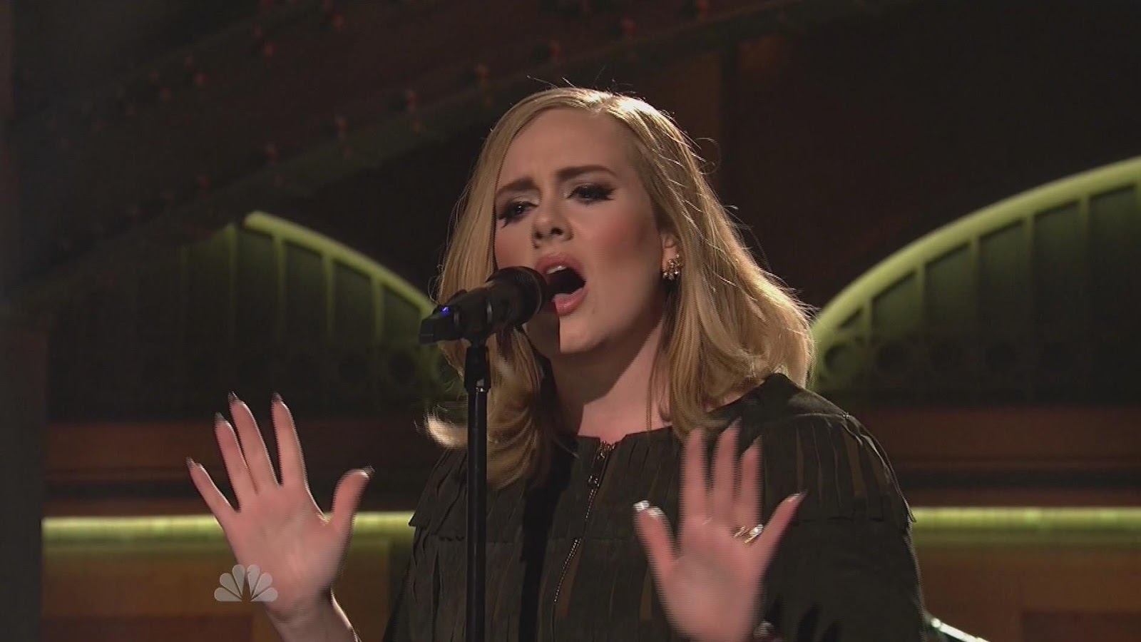 Adele Sings "Hello" Live On "Saturday Night Live" (VIDEO)