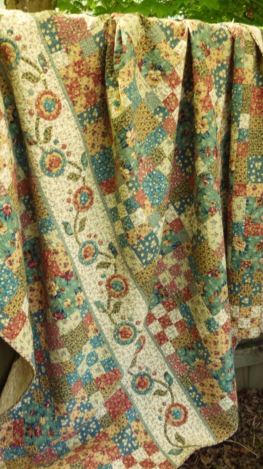 Busy Bee No. 16: Thimbleberries Quilt with Applique Accent Strip