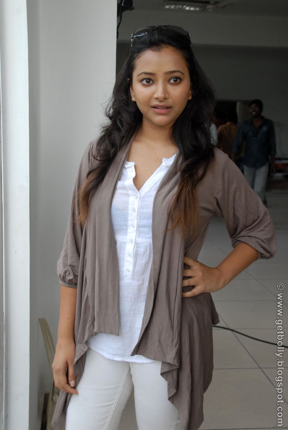 Swetha Basu Prasad New Cute Photoshoot Stills, Swetha Basu Prasad ...