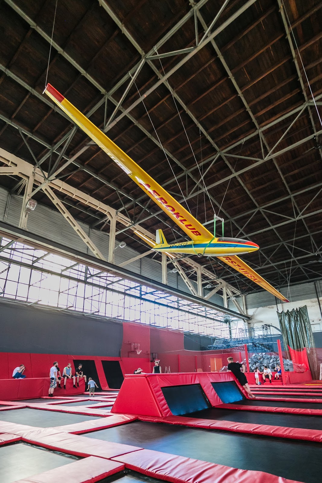 Ważne miejsca w Warszawie: Hangar 646 czyli pierwszy park trampolin w ...