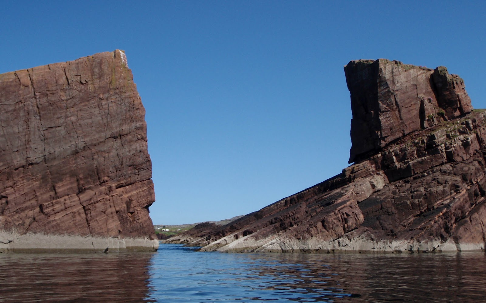 Mountain and Sea Scotland: Split Rock and a tropical beach at Clachtoll