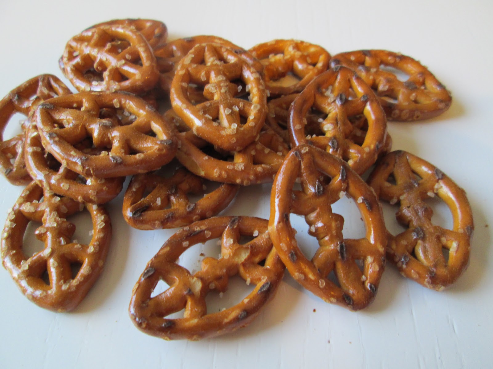 roommom27: Pretzel Footballs - Perfect for the Superbowl