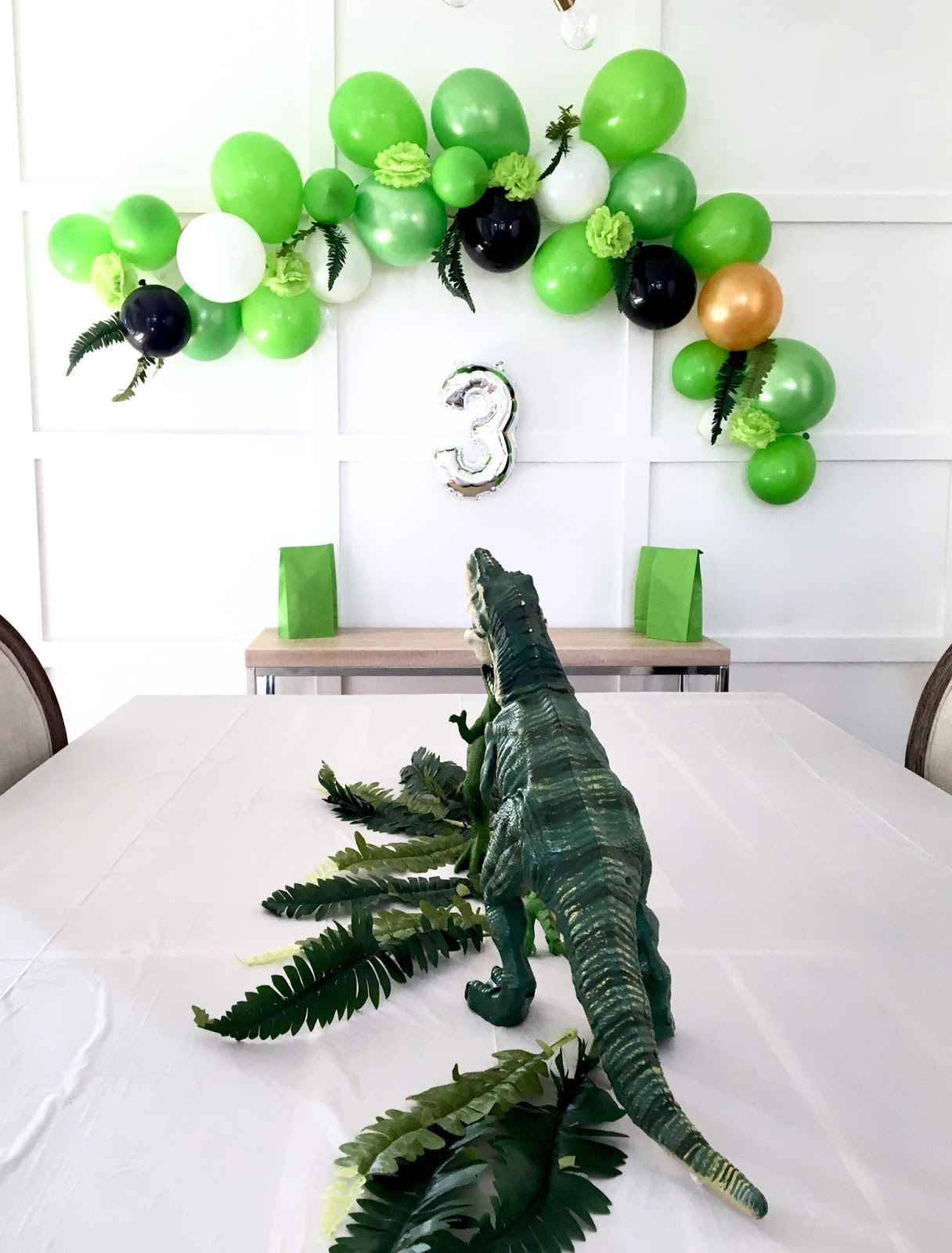 How to Make a Modern Balloon Arch - Harlow & Thistle